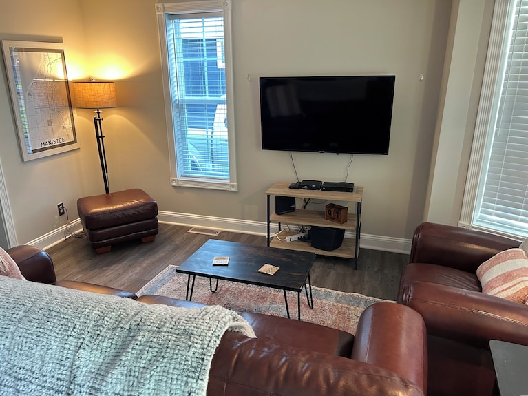 Best Of Both Worlds! 5th Avenue Beach And Downtown Within Walking Distance!! - Manistee, MI