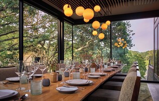 2 restaurantes: servem pequenos-almoços, almoços, jantares e brunches