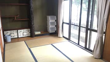 Quarto triplo, para não fumantes, banheiro compartilhado | Ferros/tábuas de passar roupa, Wi-Fi de cortesia
