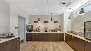 Café da manhã com buffet grátis todos os dias