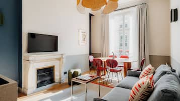 Apartamento luxo | Área de estar | TV de plasma 80 cm com canais via satélite, TV