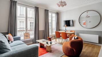 Apartamento design | Área de estar | TV de plasma 80 cm com canais via satélite, TV