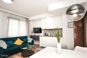 Suíte estúdio conforto | Sala de estar | TV de tela plana 42 polegadas com canais via satélite, TV