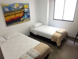 Quarto Triplo Superior | Minibar, cofre no quarto, ferro/tábua de engomar, Wi-fi grátis 