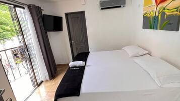 Quarto Duplo Superior | Minibar, cofre no quarto, ferro/tábua de engomar, Wi-fi grátis