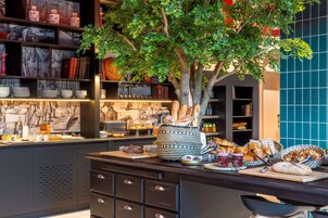 Café da manhã com buffet todos os dias (EUR 18 por pessoa) 