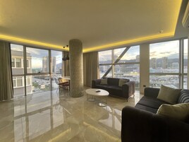 Apartamento Deluxe, 2 quartos | Sala de estar | Lareira, piso aquecido 