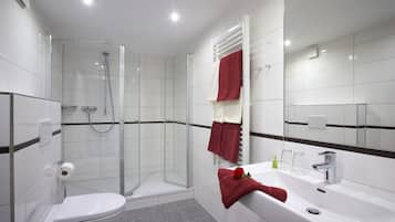Quarto Duplo | Casa de banho | Um polibã, um secador de cabelo, toalhas fornecidas
