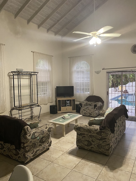 Little Bimshire Spacious Villa, Large Pool, Private Road Near Shops & Bars - Barbade