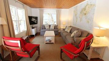 Casa, várias camas (Ediscape, LLC) | Sala de estar