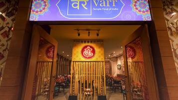 Entrada de um restaurante com uma placa que diz "varr Temple Food of India".