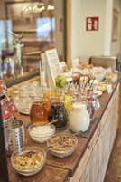 Buffet com diversos alimentos e bebidas.