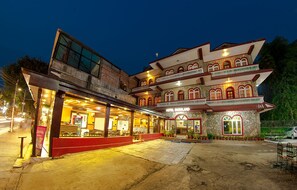 Fachada do alojamento (tarde/noite)