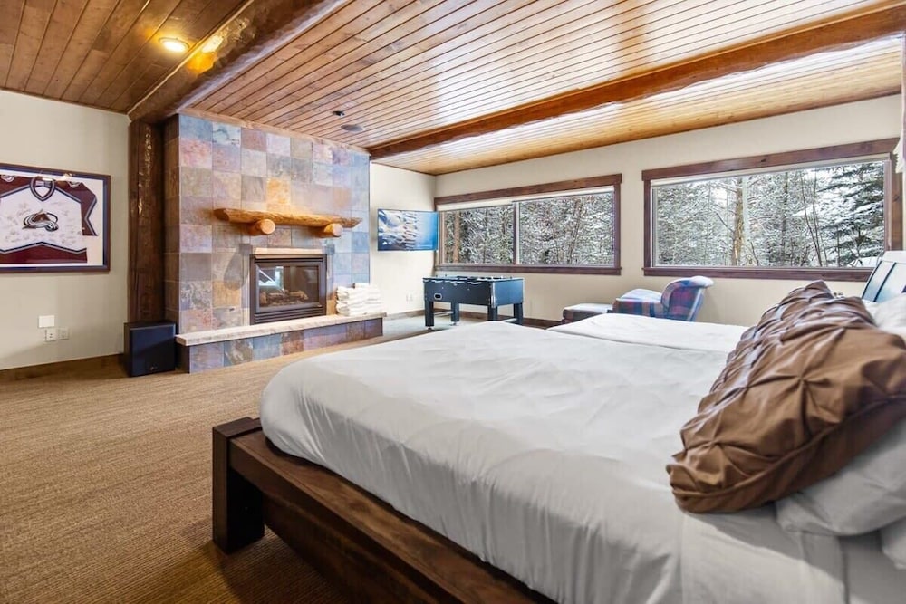 Luxurious Mountain Chalet-hot Tub, Sleeps Up To 16 - Colorado