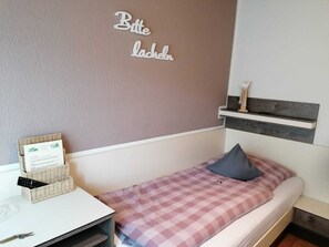 Quarto Individual Standard, casa de banho privativa, vista para o jardim