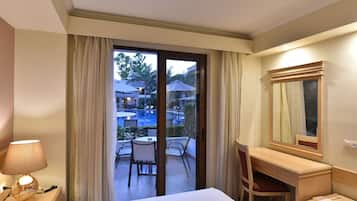 Apartamento elite, vista para a piscina | Vista do quarto