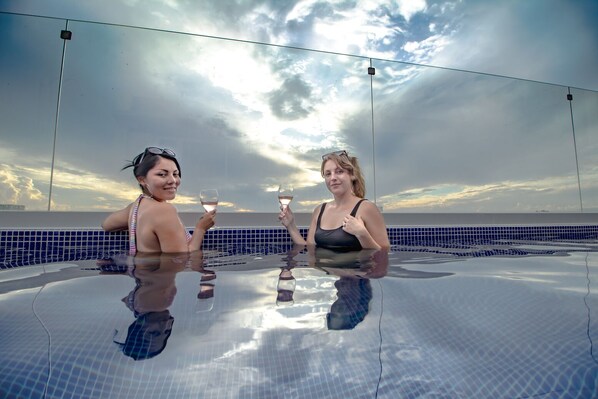 2 piscinas exteriores, da(s) 6:00 à(s) 23:00, guarda-sóis 