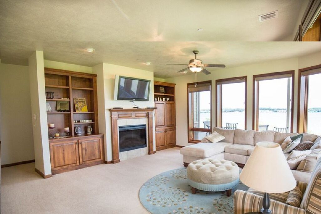 Prime Lakefront East Okoboji Condo At Bridges Bay Jet Ski Lift Rental Available! - Spirit Lake, IA