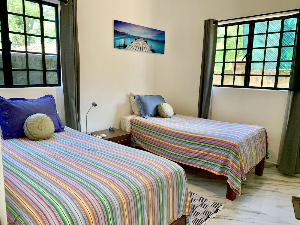 Villa Cocos, Modern Family Retreat, Cozy & Private Just 3 Blocks From The Beach - Lo de Marcos