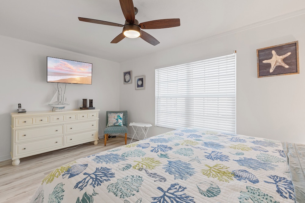 Ocean And Pool View From Beachy 1/1 Condo In Nsb! - New Smyrna Beach, FL