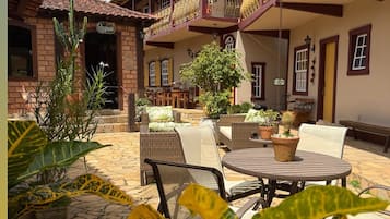 Quarto Triplo Família | Roupas de cama antialérgicas, frigobar, Wi-Fi de cortesia, roupa de cama