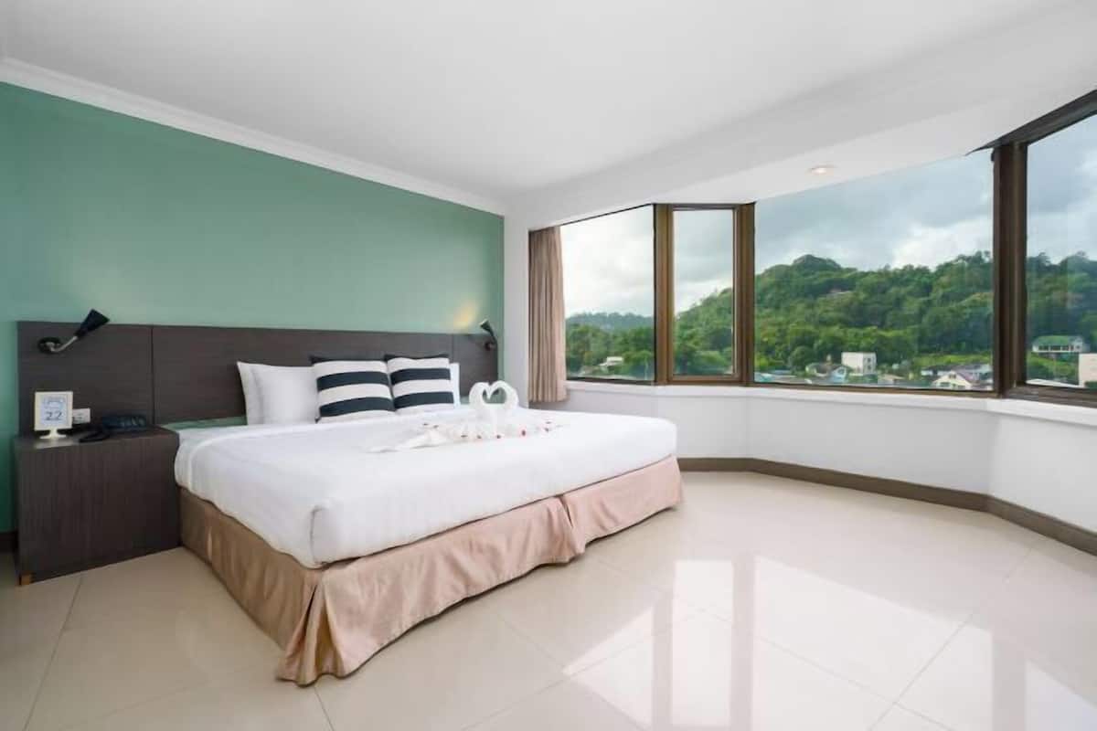 Cofre no quarto, secretária, cortinas/cortinados opacos