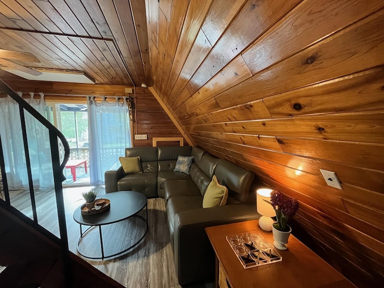 Cozy 2 Bedroom 1.5 Bath Lake House Cabin - Stevensville, MI