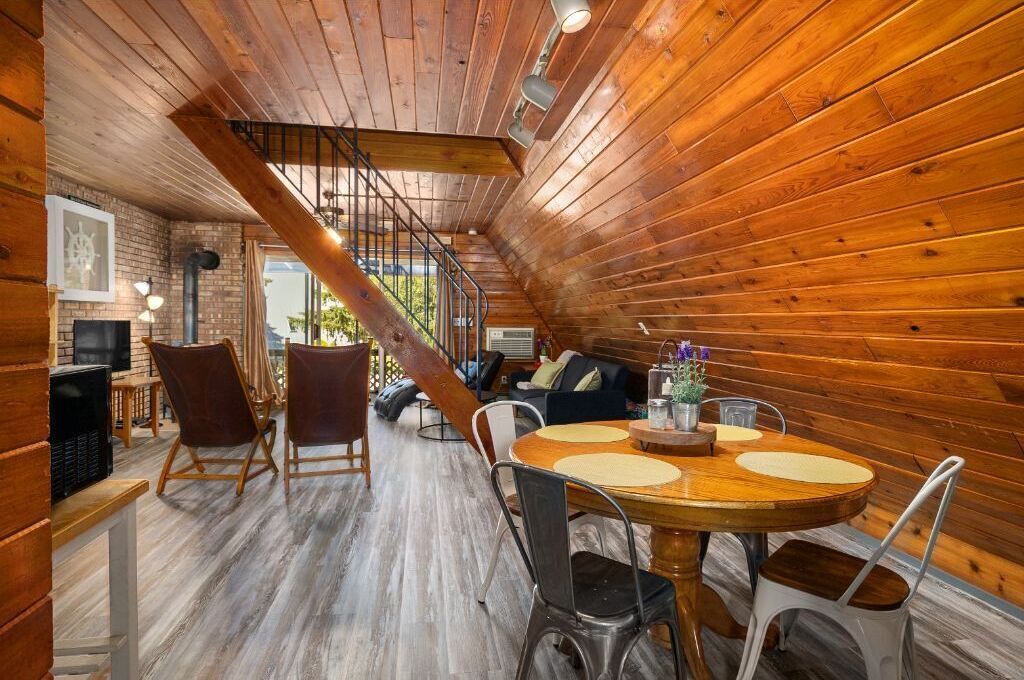 Cozy 2 Bedroom 1.5 Bath Lake House Cabin - Stevensville, MI