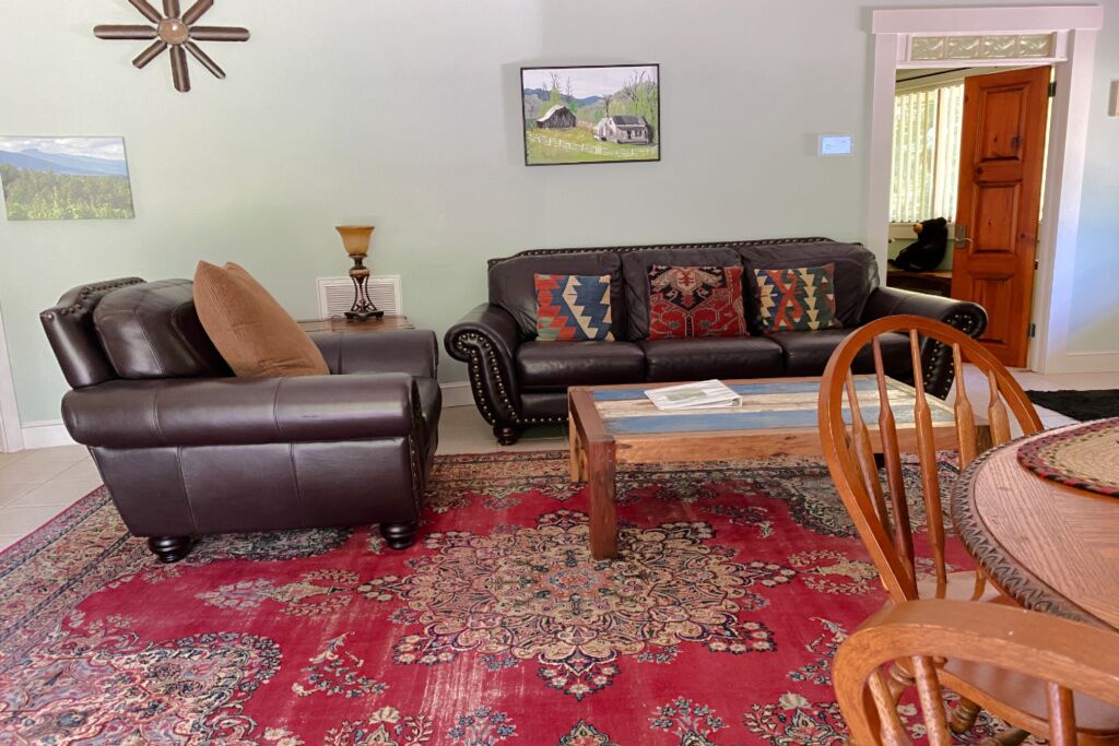 **Beautiful Uniquely Styled Home Within 5 Mins Of Lake James! - 모갠튼