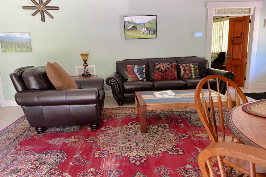 **Beautiful Uniquely Styled Home Within 5 Mins Of Lake James! - 모갠튼