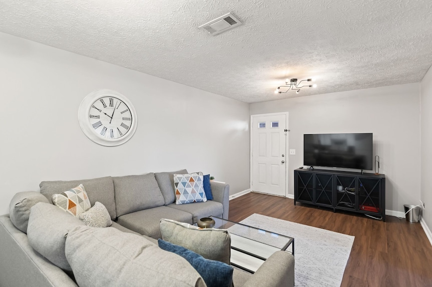 Magnolia Linen Company Unit 11 Downtown Auburn Across From Campus! - Auburn, AL