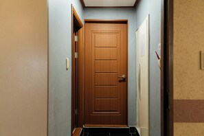 Shared Dormitory, Women Only for 3 pax / Private Bathroom (3 pax / price per person) | Roupa de alta qualidade, com decoração personalizada 
