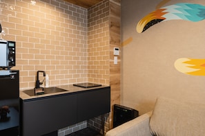 Quarto Superior, não fumadores (B) | Kitchenette privada | Um frigorífico, um micro-ondas, uma placa de cozinha