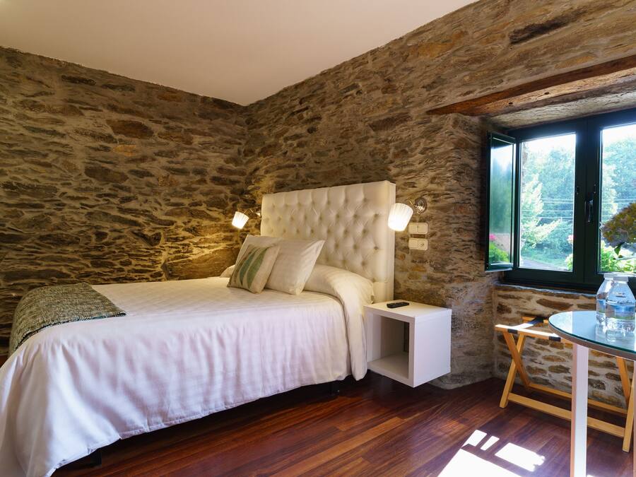 Quarto Deluxe, 1 cama queen-size, não fumadores, vista para o jardim | Lençóis de algodão egípcio, roupa de alta qualidade, edredões de penas