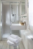 Quarto Duplo ou Twin Comfort | Casa de banho | Um polibã, um chuveiro fixo, um secador de cabelo, toalhas fornecidas