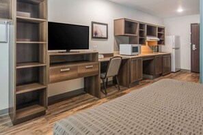 Quarto, 1 cama queen-size, acessível, não fumadores | Kitchenette privada | Um frigorífico/congelador grande, um micro-ondas, uma placa de cozinha 