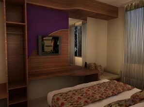 Quarto com cama, prateleira de madeira, espelho e janela.
