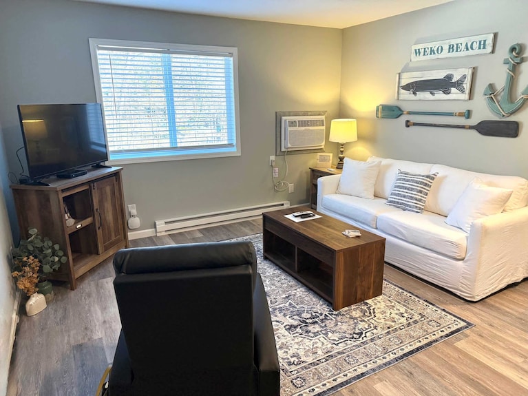 Lakeside Serenity: Charming One-bedroom Villa - Cherry Beach, Three Oaks