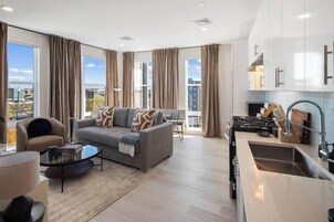 Apartamento lua de mel, 3 quartos, cozinha | Área de estar | Smart TV 58 polegadas com canais a cabo, TV, Netflix