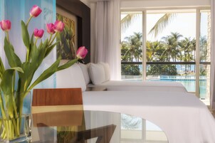 Quarto Júnior, 2 camas de casal, varanda, vista para a piscina | Vista do quarto