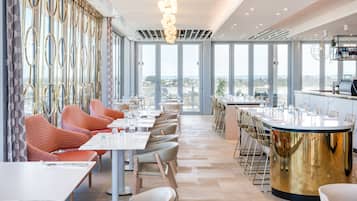 Serviço de café da manhã, almoço, jantar; vistas para a piscina