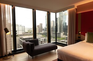 Quarto (Skyline View) | Roupa de alta qualidade, camas de colchão pillowtop, minibar 