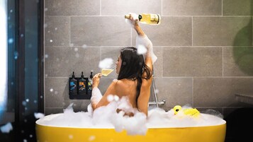 Family Swagger Suite | Casa de banho | Artigos de higiene ecológicos, um secador de cabelo, roupões, chinelos 