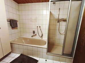 Apartamento | Casa de banho | Uma banheira, um secador de cabelo, toalhas fornecidas 