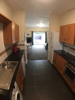 Casa, 4 quartos | Cozinha privada | Um frigorífico/congelador grande, um micro-ondas, um forno