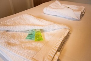 Secretária, roupa de cama fornecida 