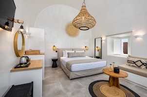 Quarto moderno com uma cama grande, mesas de cabeceira, uma mesa redonda de madeira e uma luminária de tecido exclusiva.