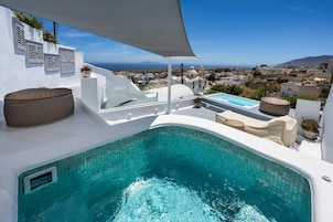 Piscina infinita no terraço com vista para o mar e a cidade.