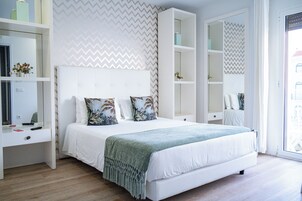 Quarto casal superior, 1 cama de casal, sacada, vista para o mar | Cofres nos quartos, individualmente decorados