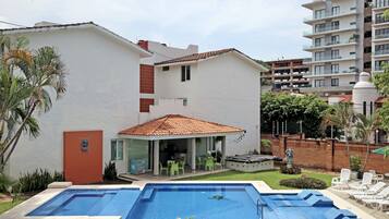 Piscina exterior, da(s) 8:00 à(s) 20:00, espreguiçadeiras